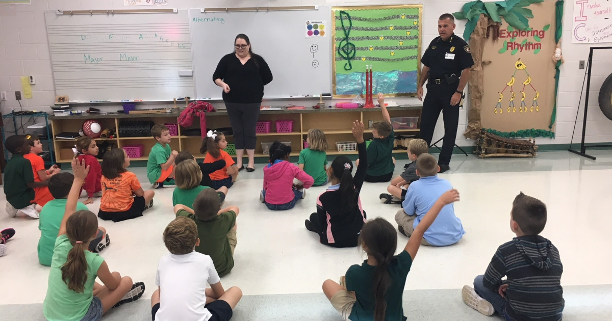 Chief Umberger visits Citrus Grove Elementary | DeLand Police Department
